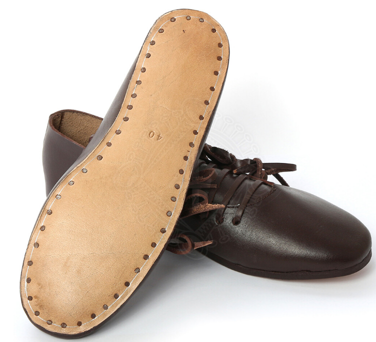Front-laced late medieval shoes – World of Militaria
